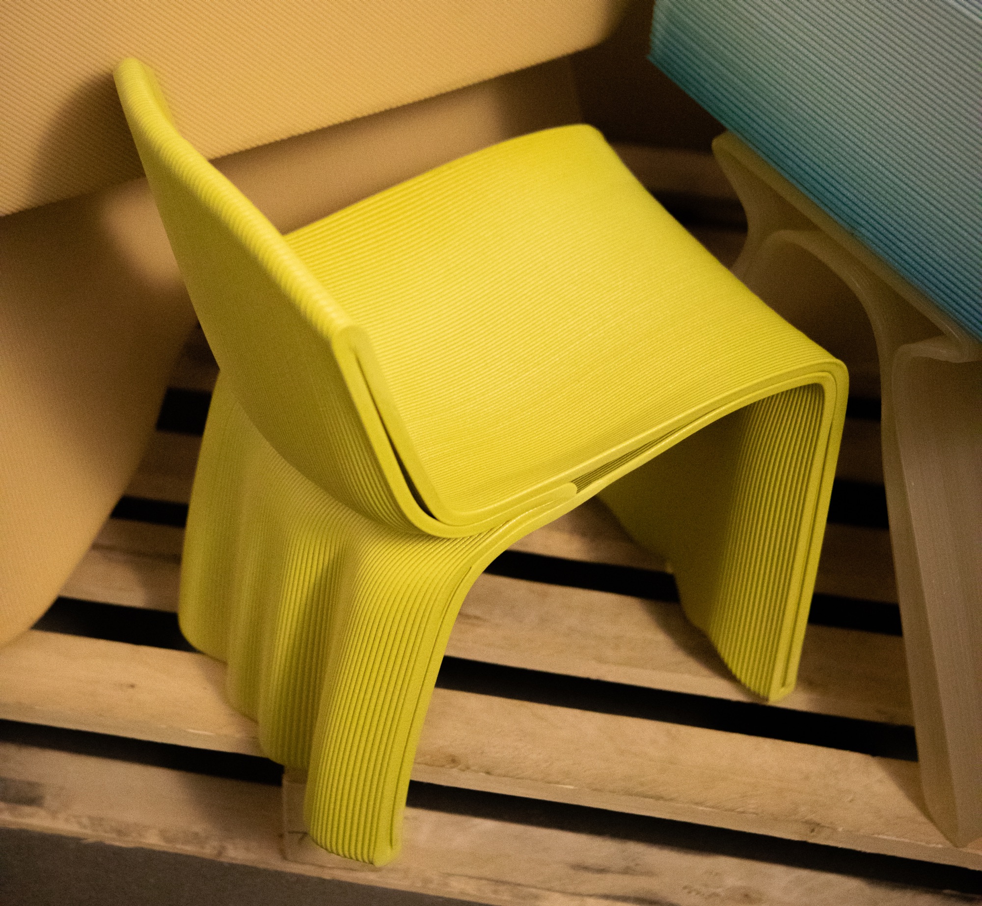 Komut Studio : une nouvelle façon de concevoir le mobilier plastique ...